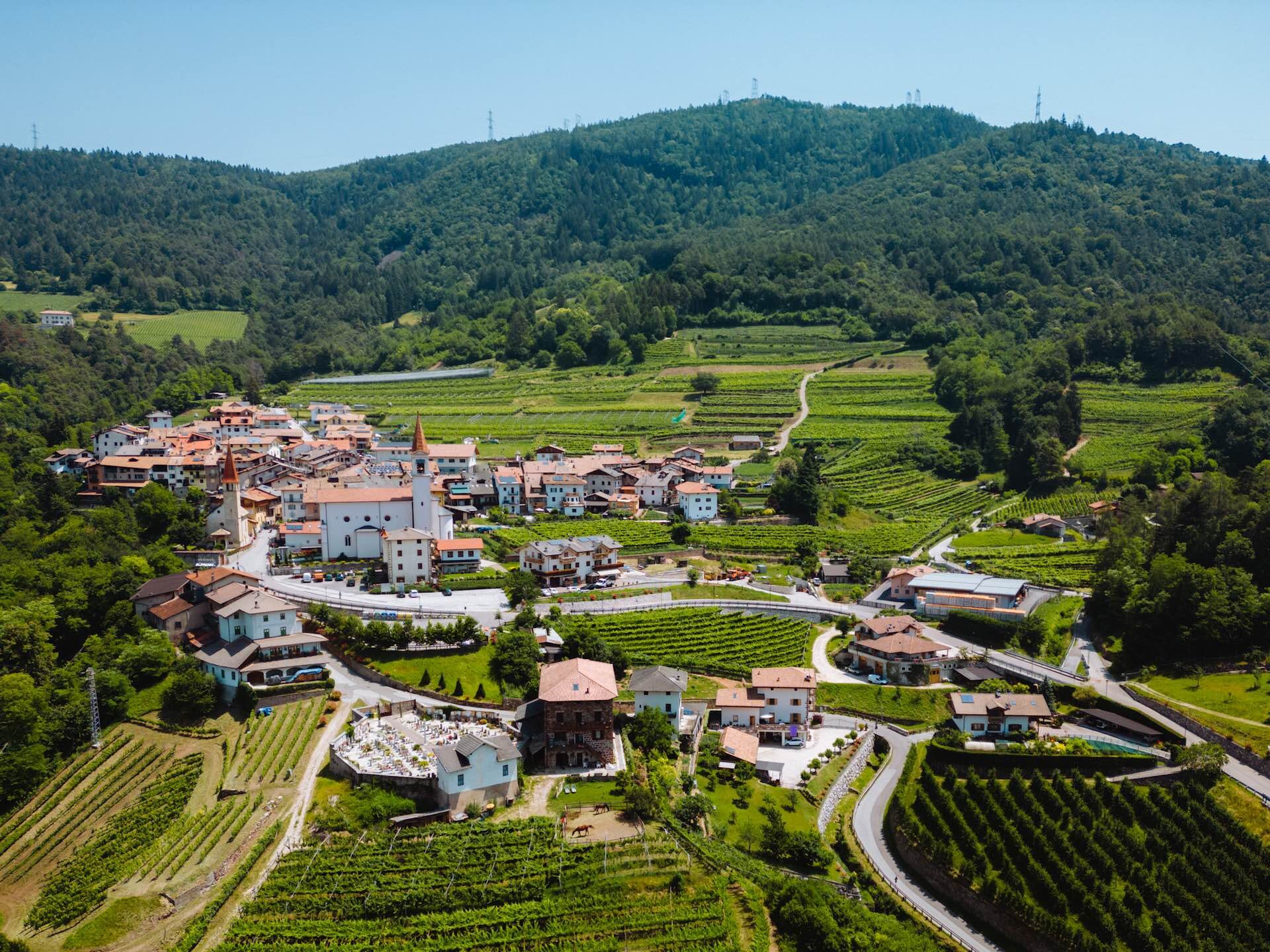 Il borgo di Faedo nella Piana Rotaliana